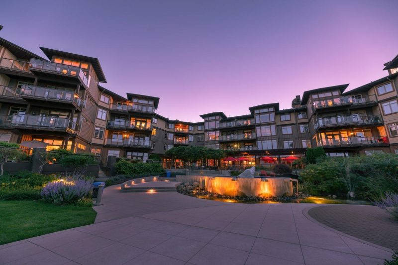 THE COVE LAKESIDE RESORT - Okanagan Ceiling